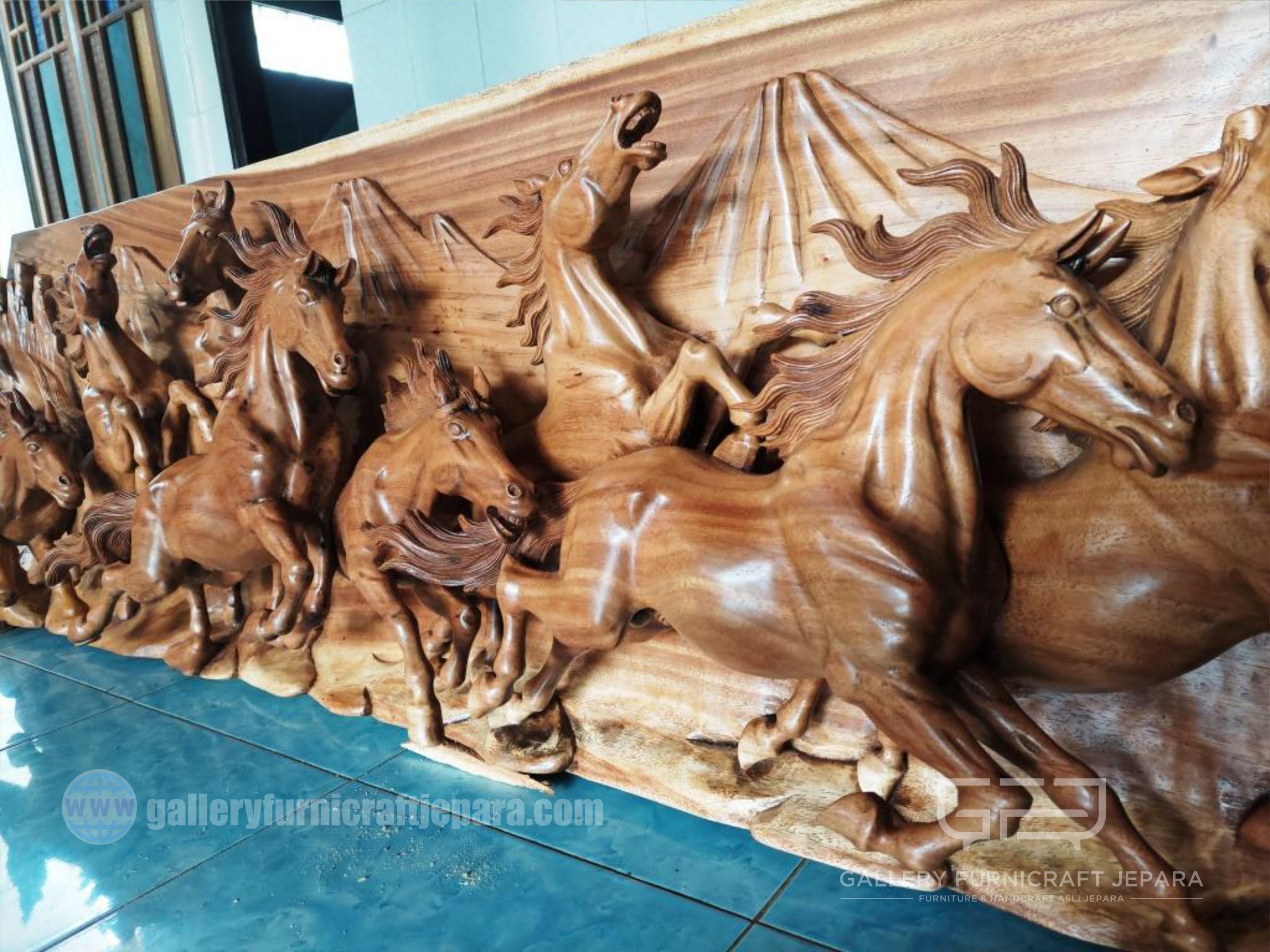 Relief Kuda Isi 8 Kayu Trembesi Solid – 180×60 – Gallery Furnicraft Jepara