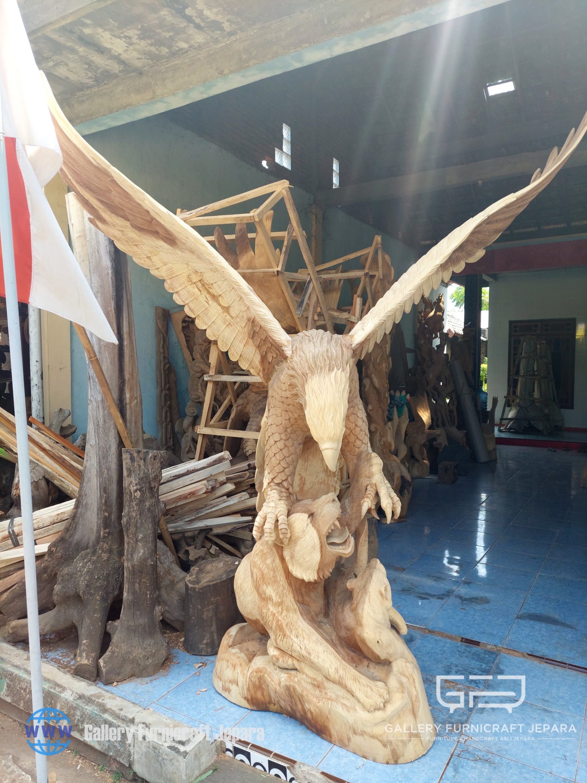 Patung Burung Elang Vs 2 Beruang 230x250cm – Gallery Furnicraft Jepara