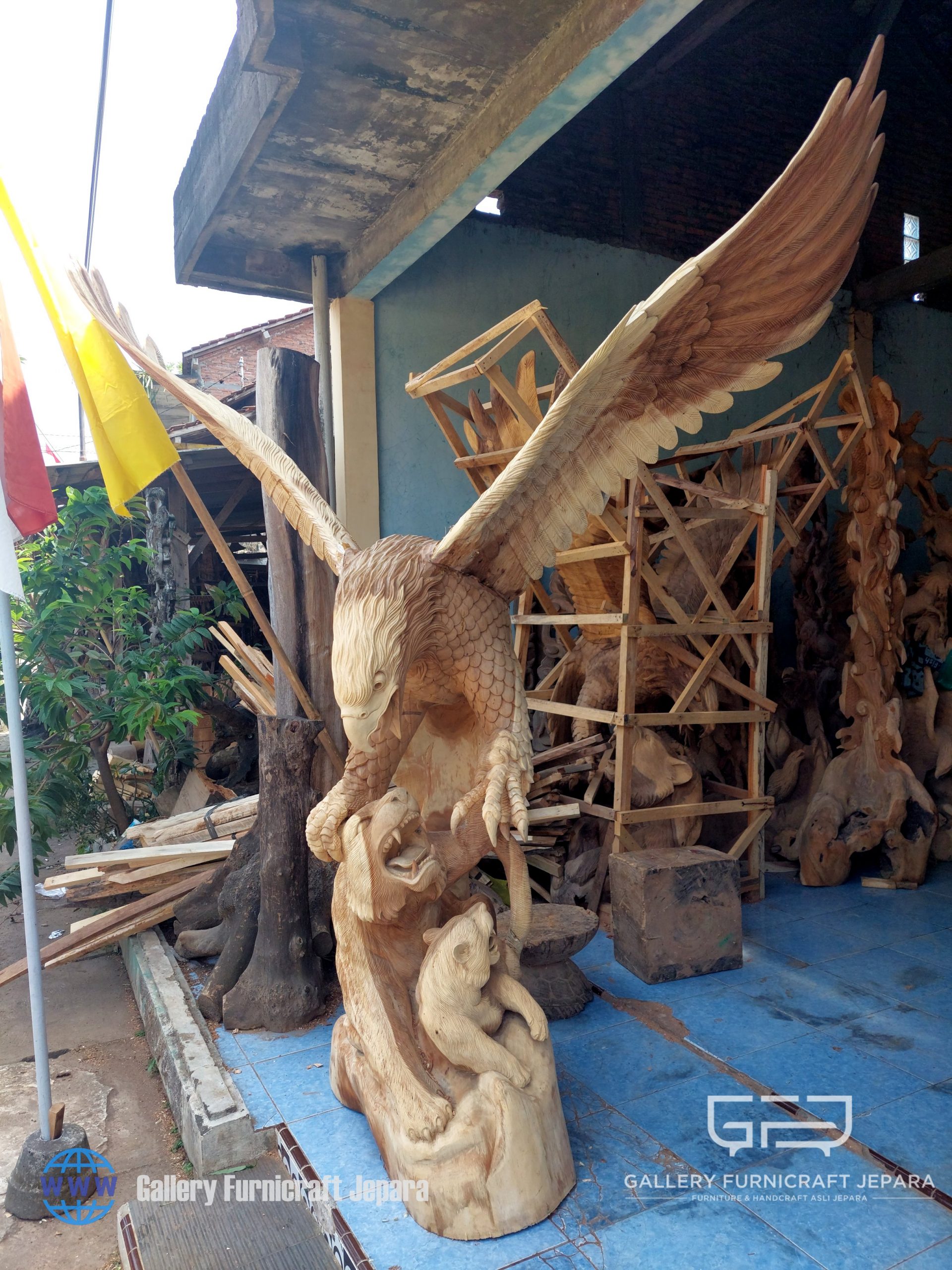 Patung Burung Elang Vs 2 Beruang 230x250cm – Gallery Furnicraft Jepara