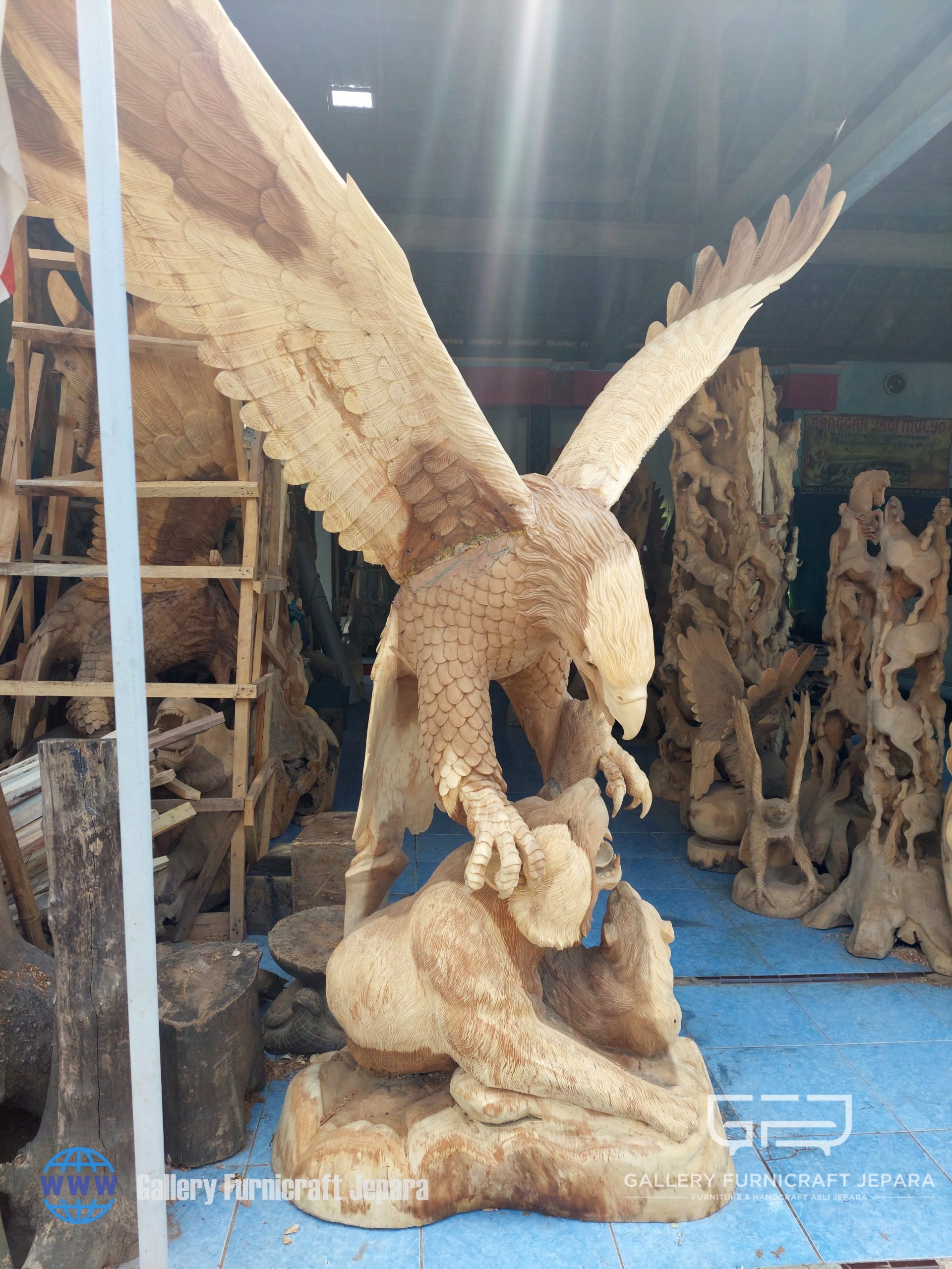 Patung Burung Elang Vs 2 Beruang 230x250cm – Gallery Furnicraft Jepara